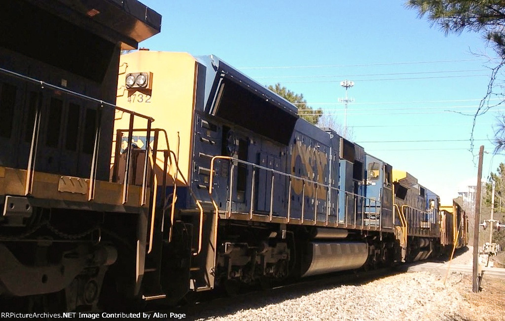 CSX SD70AC 4732 and C40-8 7620